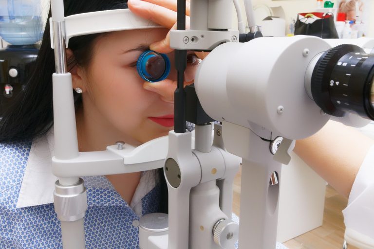 What does an optician do? Essential roles and services explained ...
